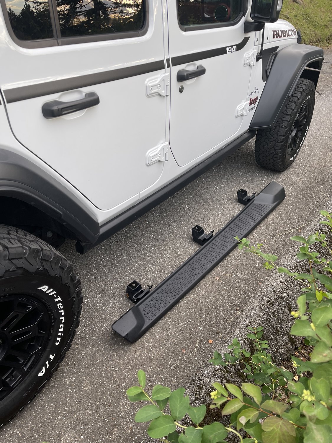 Mopar 82215164AB Production Style Side Steps for 18-24 Jeep Wrangler JL ...