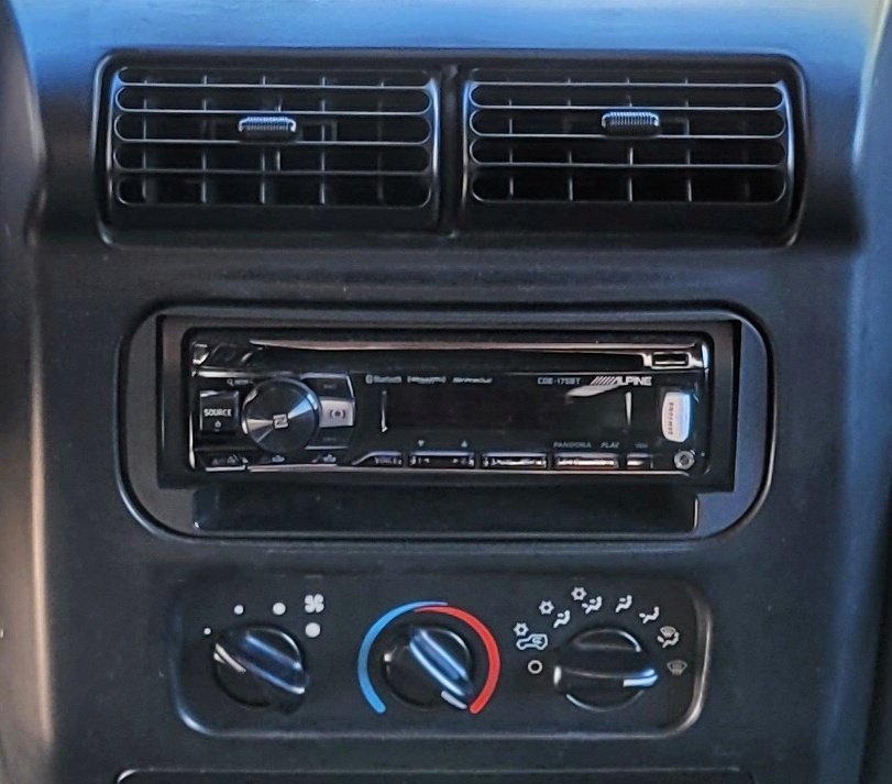 Alpine CDE-175BT Advanced Bluetooth Receiver | Quadratec