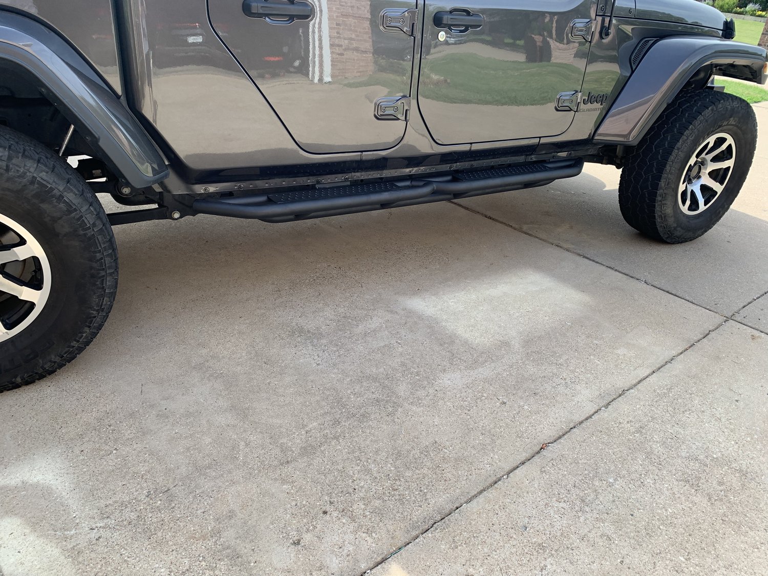 Quadratec QRC Side Armor with Step for 20-23 Jeep Gladiator JT | Quadratec