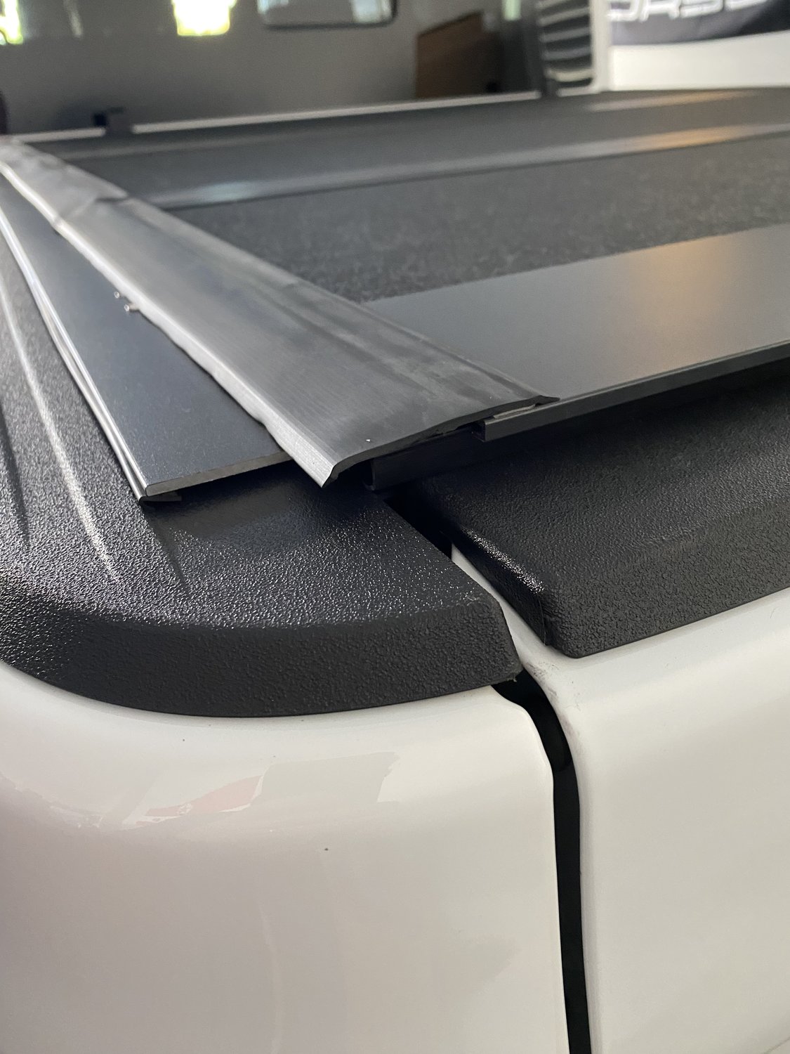 TACTIK 2433109 Low Profile Hard Tri-Fold Tonneau Cover for 20-25 Jeep ...