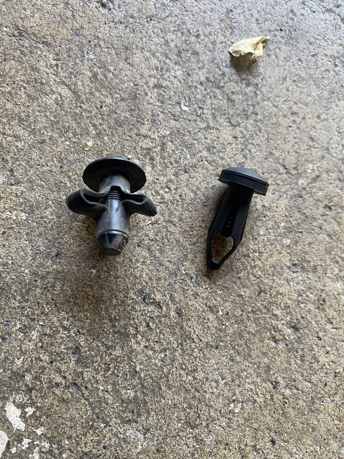 Crown Automotive 6509135AA Rear Flare Retainer Pin for 18-22 Jeep ...