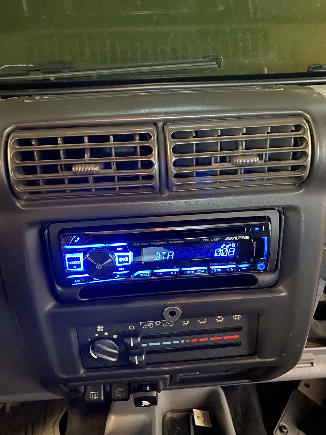 Alpine CDE-175BT Advanced Bluetooth Receiver | Quadratec