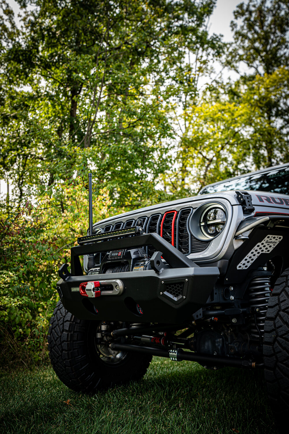 Quadratec STEALTH Slimline Light Bar with Amber & White DRL | Quadratec