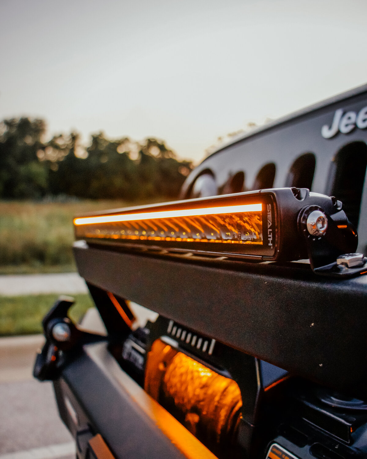 Quadratec STEALTH Slimline Light Bar with Amber & White DRL | Quadratec