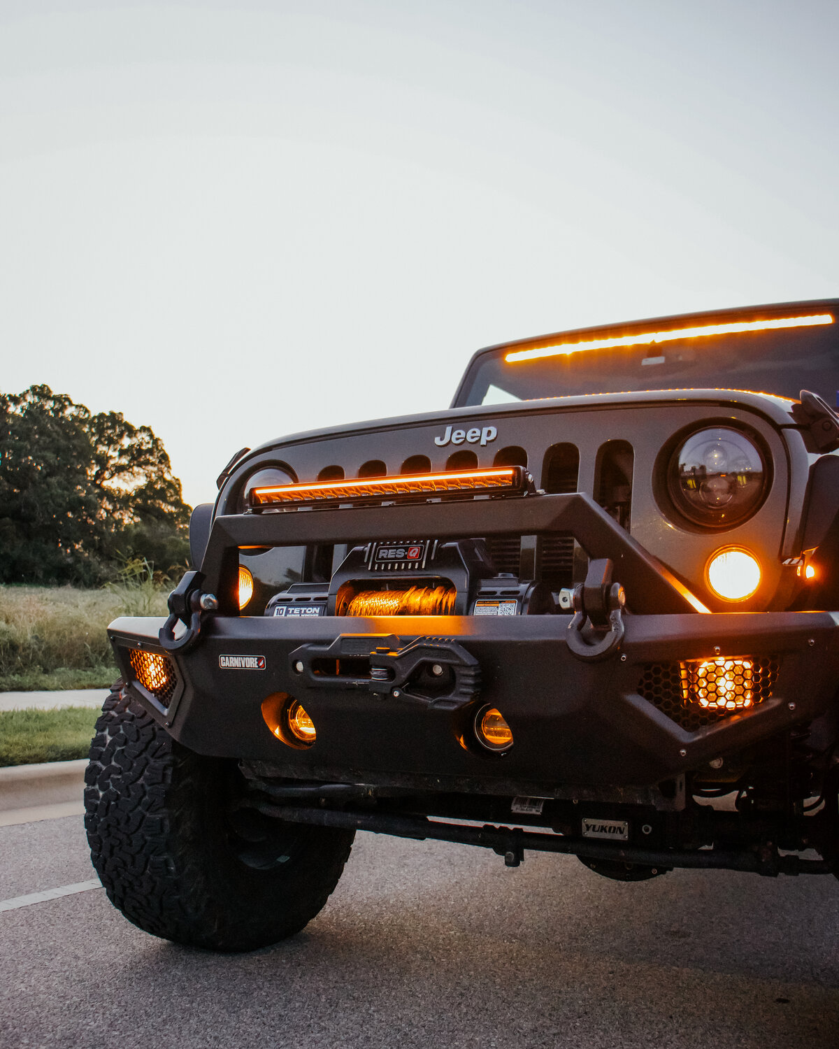 Quadratec STEALTH Slimline Light Bar with Amber & White DRL | Quadratec