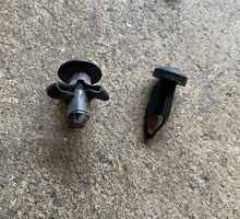 Crown Automotive 6509135AA Rear Flare Retainer Pin for 18-22 Jeep ...