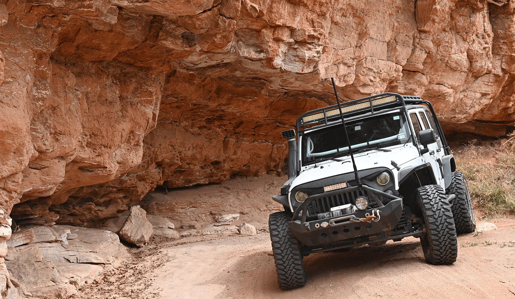 Midland Radio MXAT04VP Highland Tall 6.6DB Heavy-Duty Bullbar Antenna System | Quadratec