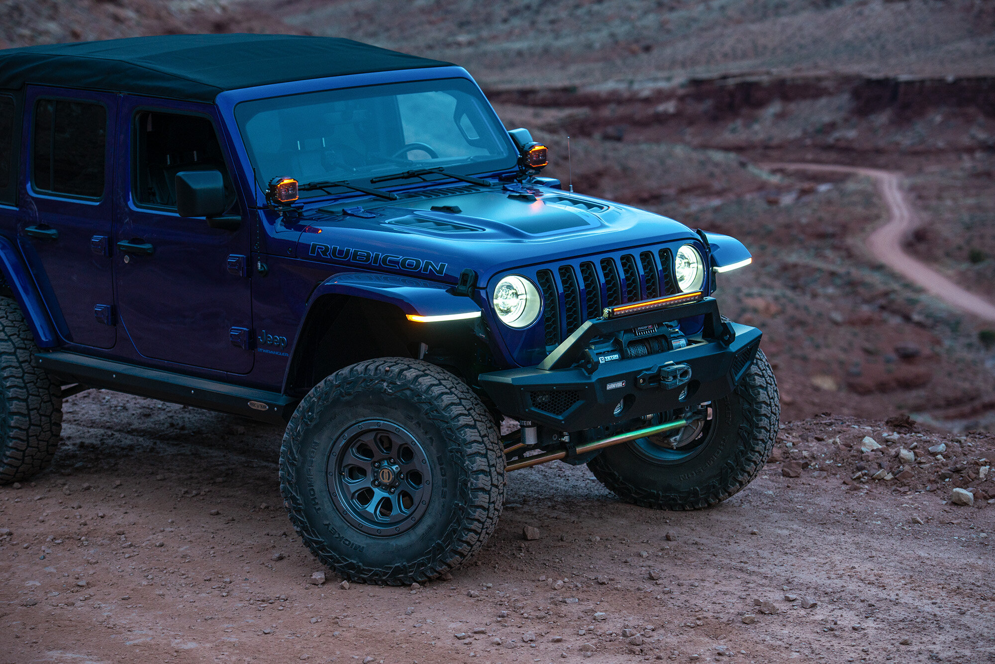 Quadratec STEALTH Slimline Light Bar with Amber & White DRL | Quadratec