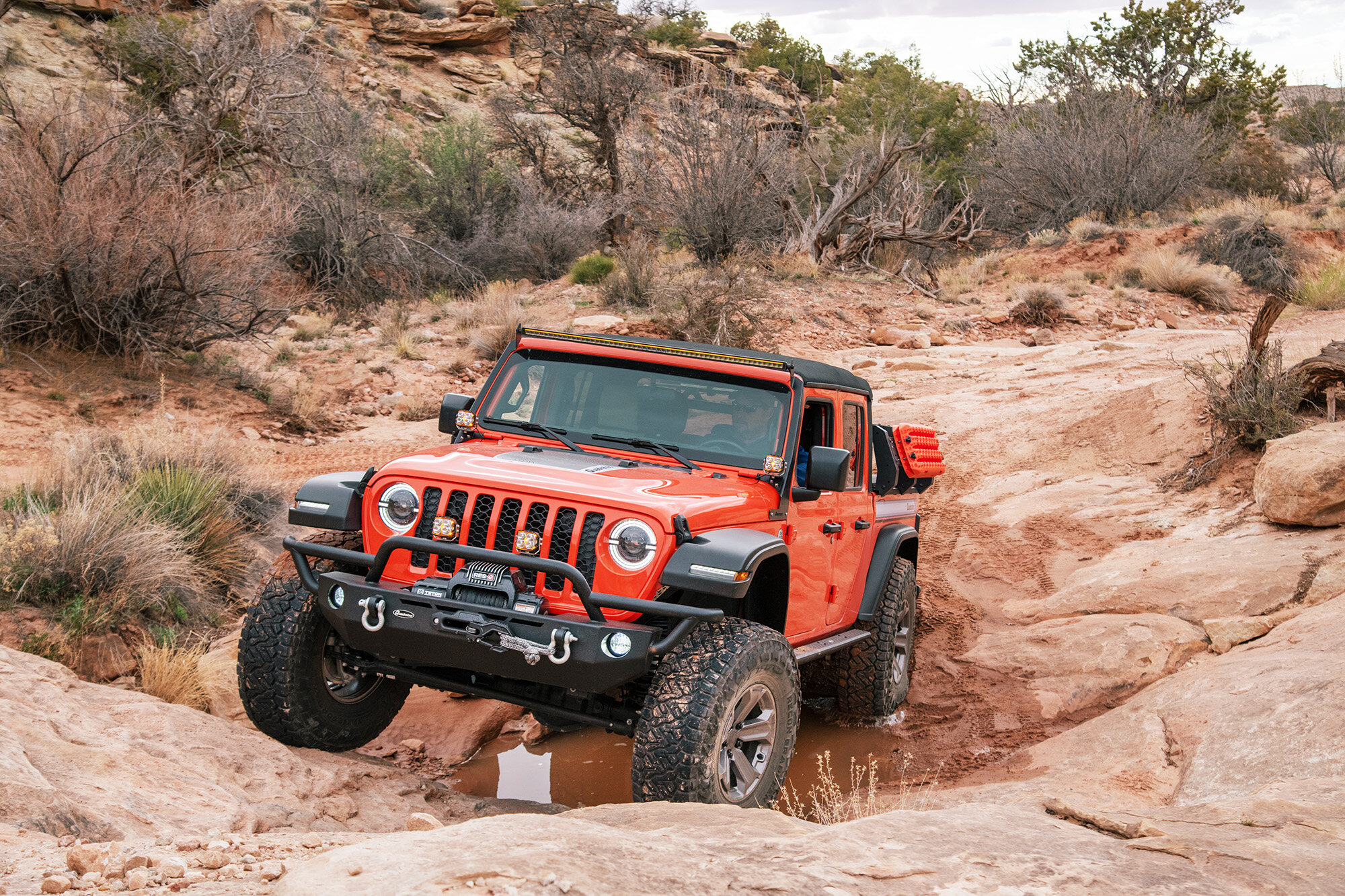 Quadratec STEALTH Slimline Light Bar with Amber & White DRL | Quadratec