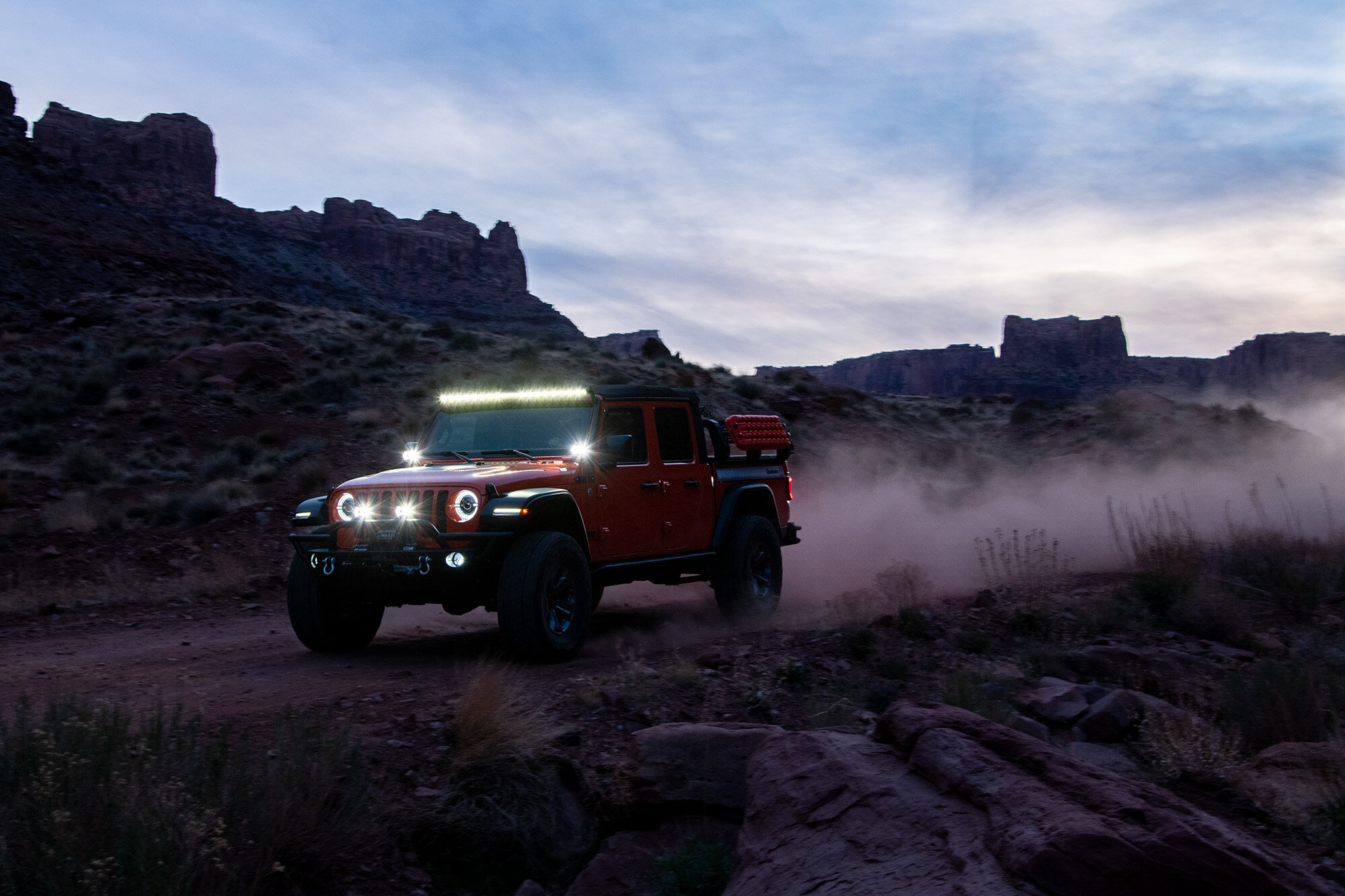 Quadratec STEALTH Slimline Light Bar with Amber & White DRL | Quadratec